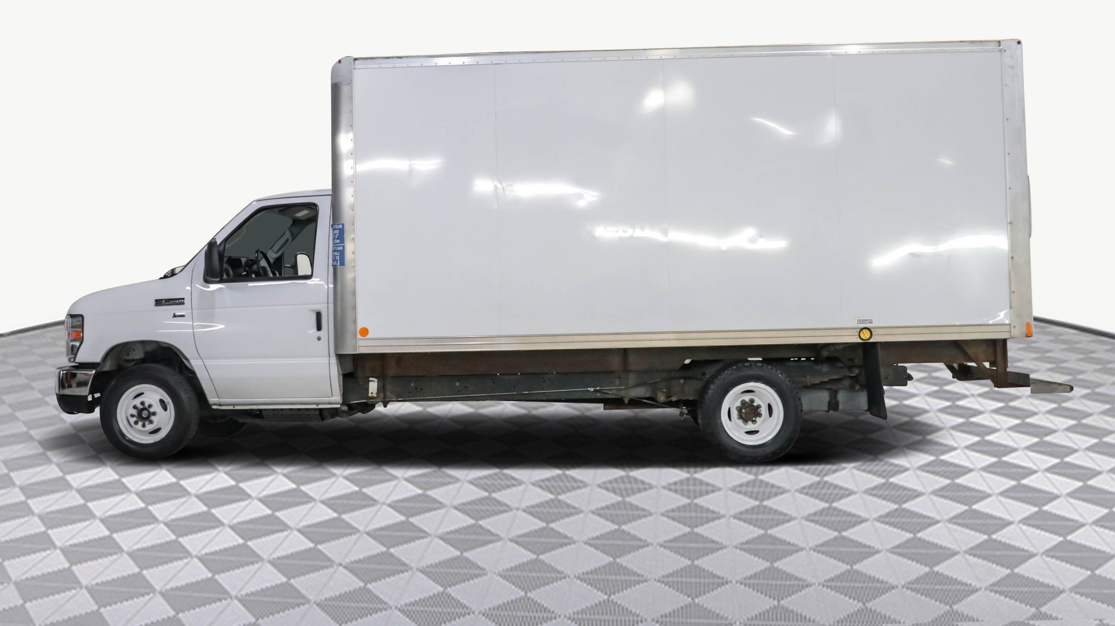 Ford E450 2019 E-450 DRW 158" WB AUTO A/C usagée et d’occasion à vendre ...